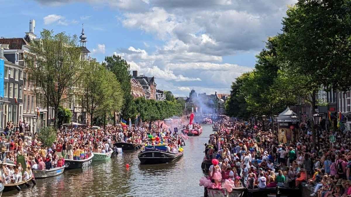 Amsterdam Pride 2025–2026 🌈 Canal Parade & Party Guide
